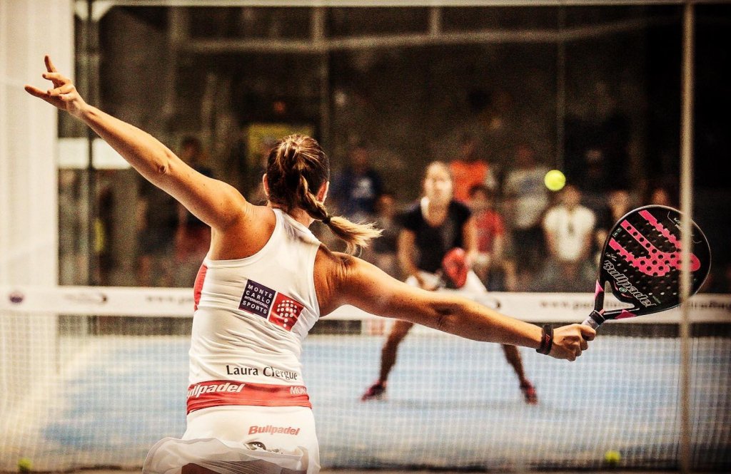 Laura Clergue dans le clip de BULLPADEL | Padel Magazine