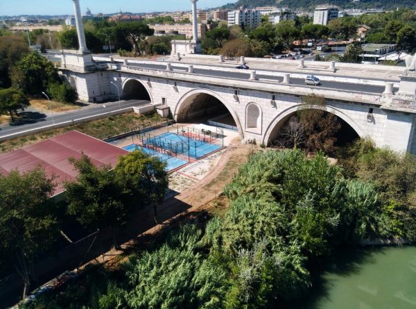 Just Padel : a padel club between the river and the bridge