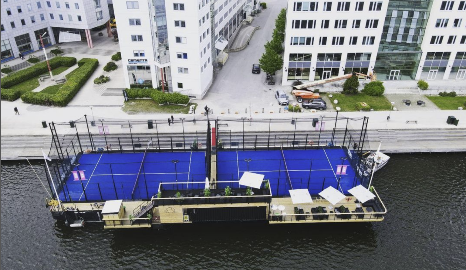 Deux pistes de padel sur une péniche en Suède ! | Padel Mag