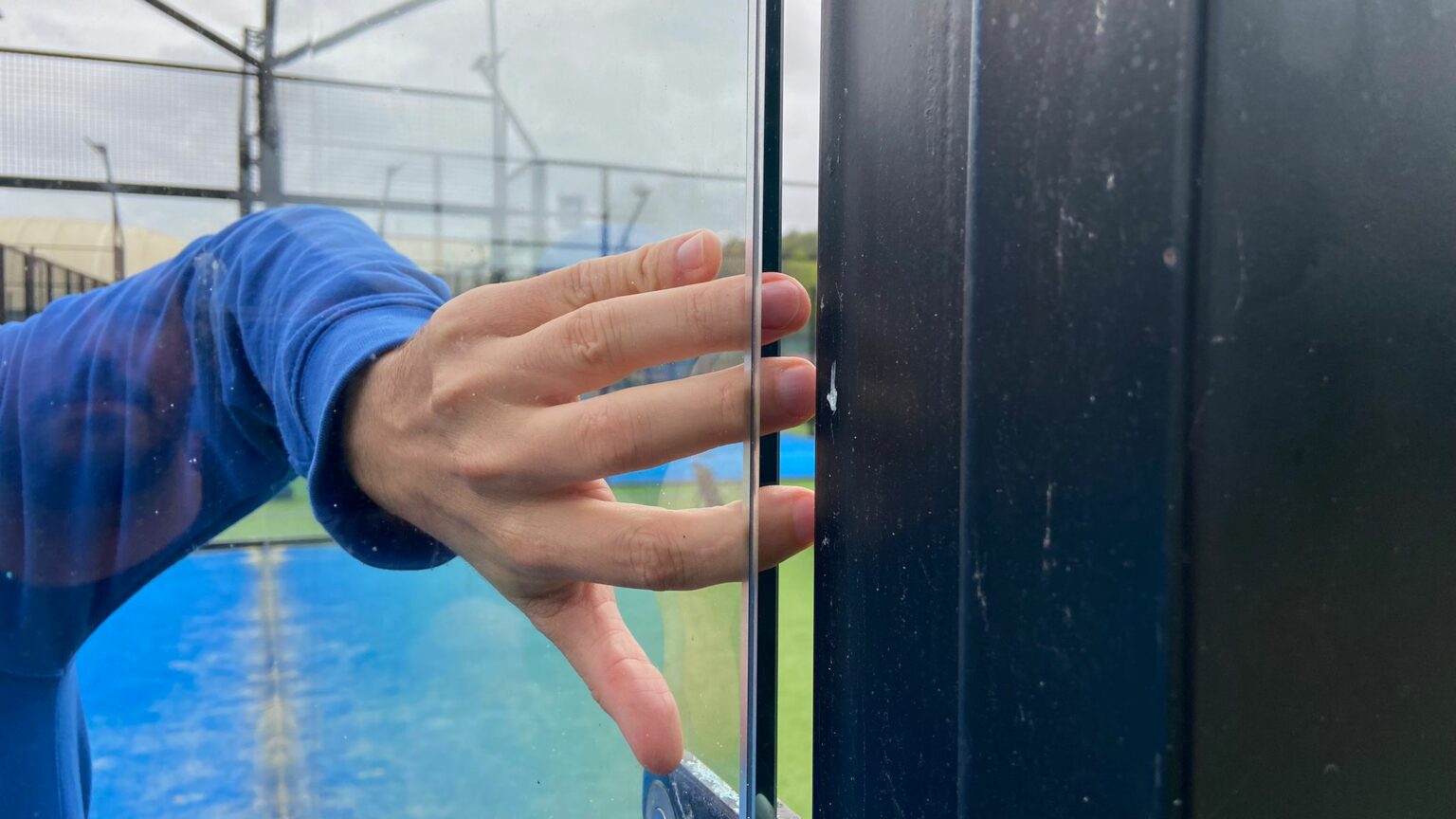 Fingers stuck between 2 panes of glass: what to do? | Padel Magazine