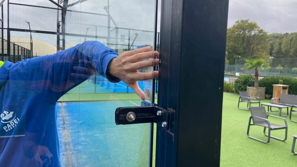 Fingers stuck between 2 panes of glass: what to do? | Padel Magazine